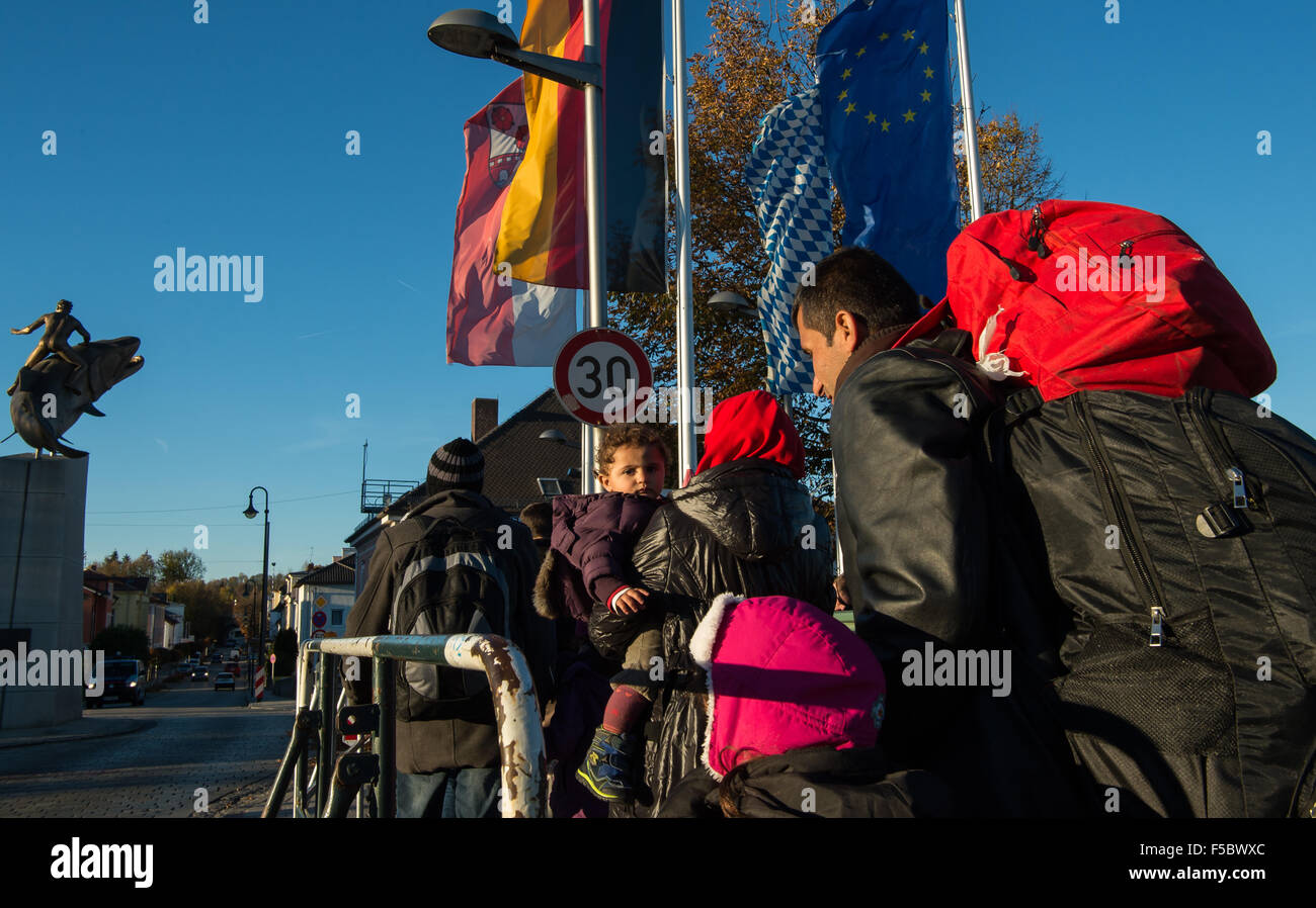 Refugees headed to Germany cross a bridge between Braunau am Inn ...