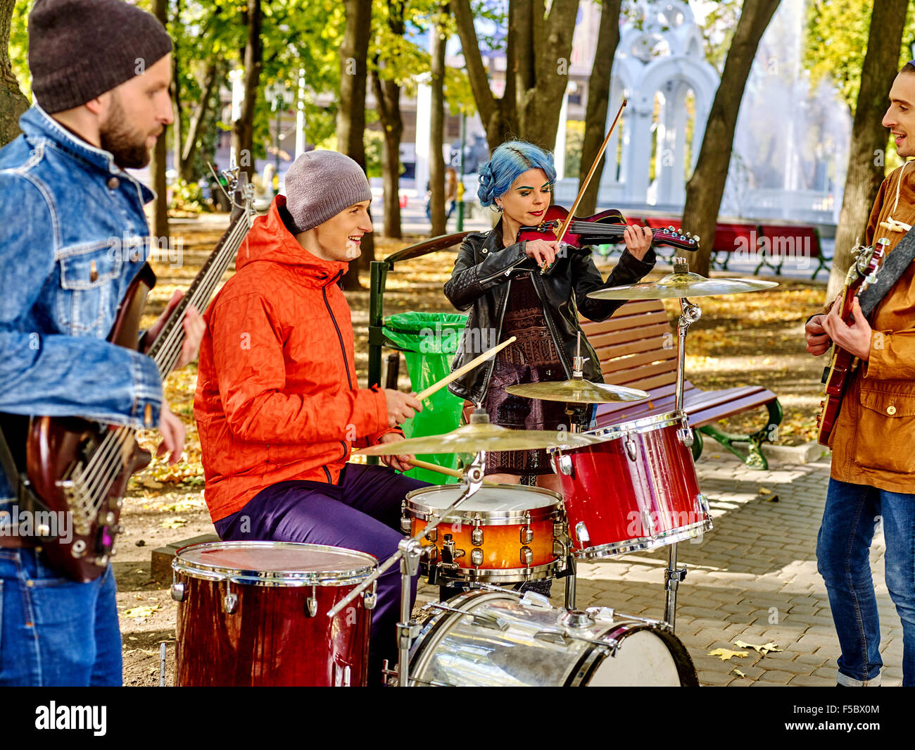 Music street performers with girl violinist Stock Photo - Alamy