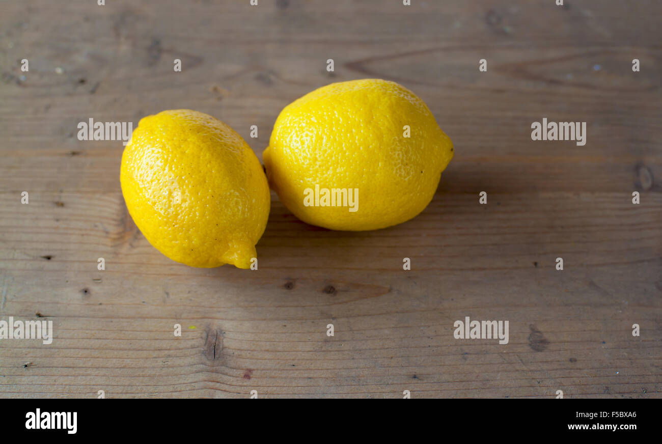 lemons on wood table Stock Photo - Alamy