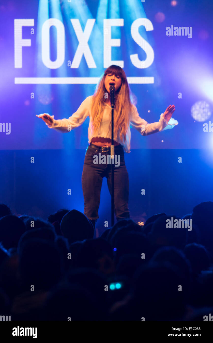 Crowd singing along hi-res stock photography and images - Alamy