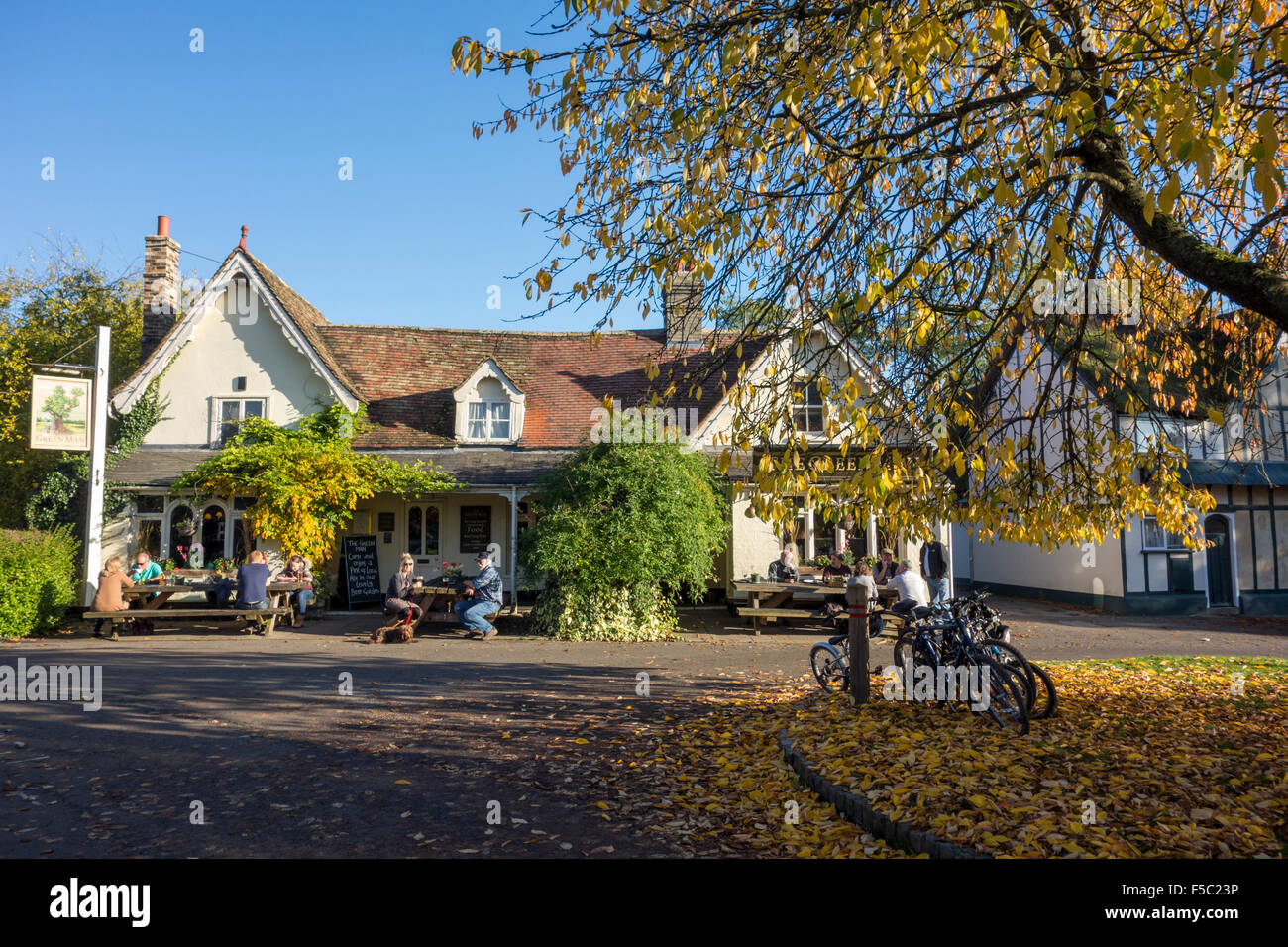 Grantchester, Cambridge, UK. 1st November 2015: People enjoy the warm ...