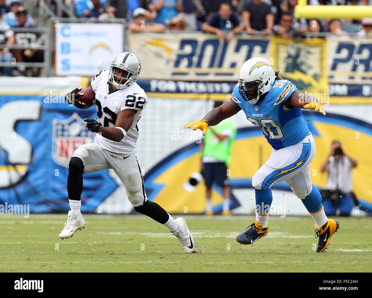 October 25, 2015 Oakland Raiders running back Taiwan Jones #22 carries ...
