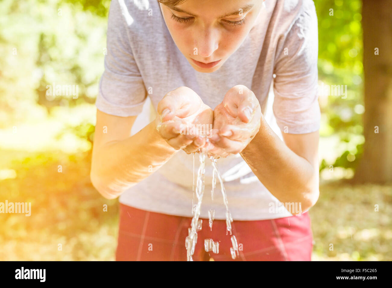 Drink from cupped hands hi-res stock photography and images - Alamy