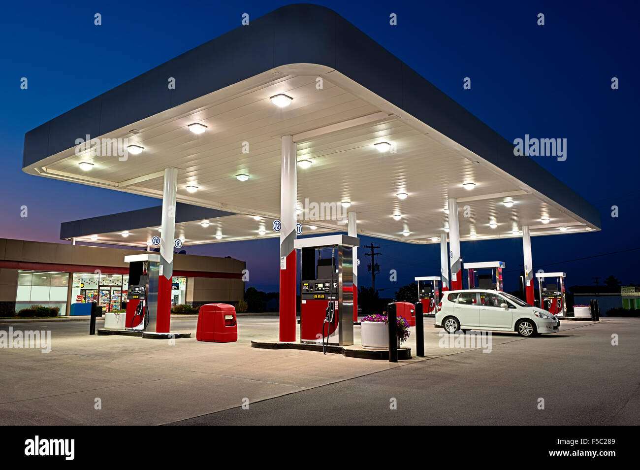 Gas Station and Convenience Store Stock Photo - Alamy