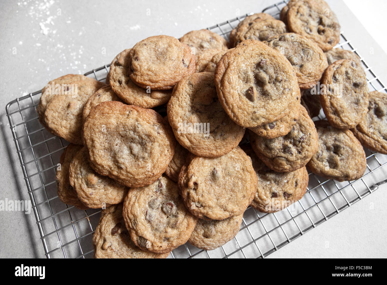 Cookies on cooling rack hi-res stock photography and images - Alamy