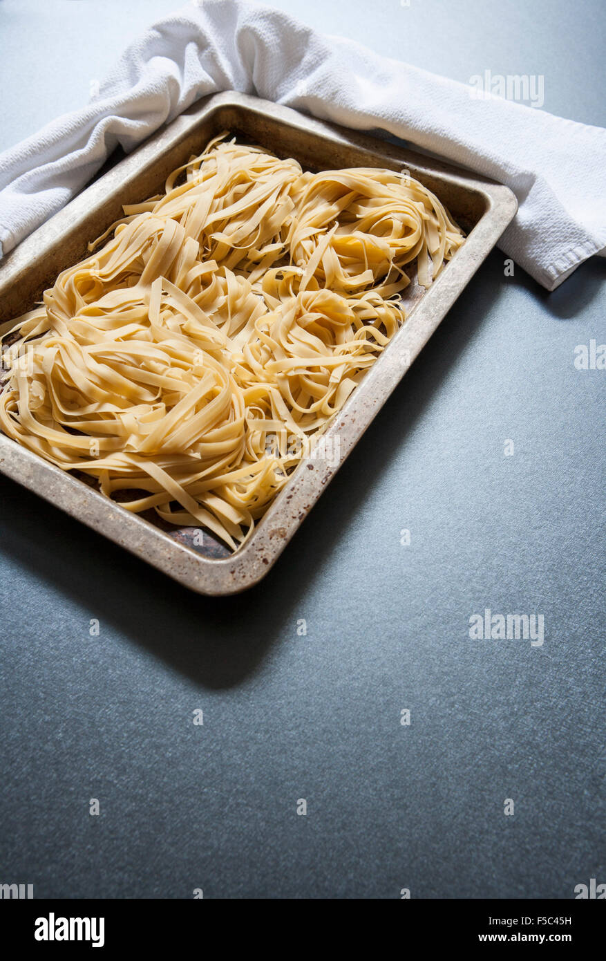 Uncooked Linguine Pasta in Pan Stock Photo - Alamy