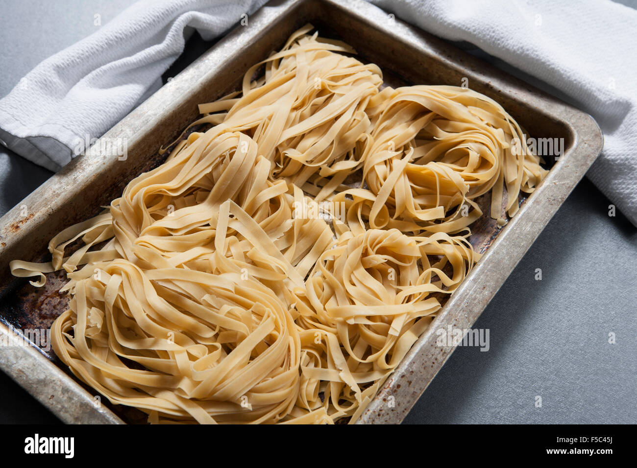 Uncooked linguine pasta hi-res stock photography and images - Alamy