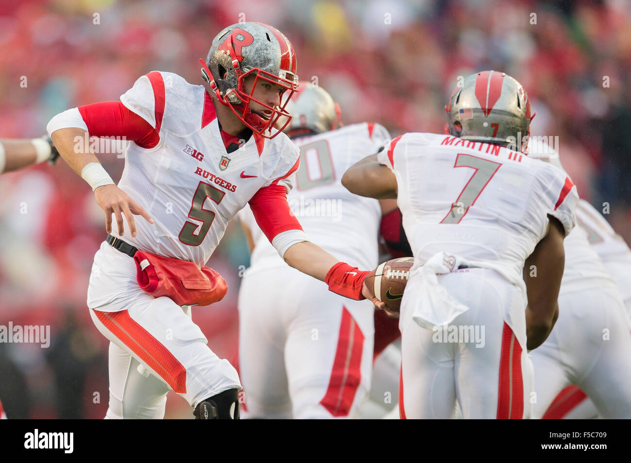 Madison, WI, USA. 31st Oct, 2015. Rutgers Scarlet Knights quarterback ...