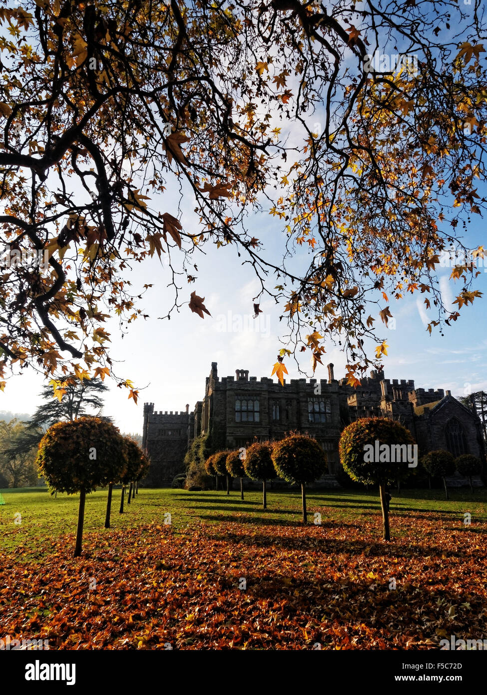 A beautiful Autumn scene at Hampton Court Castle, Gardens and Parkland ...
