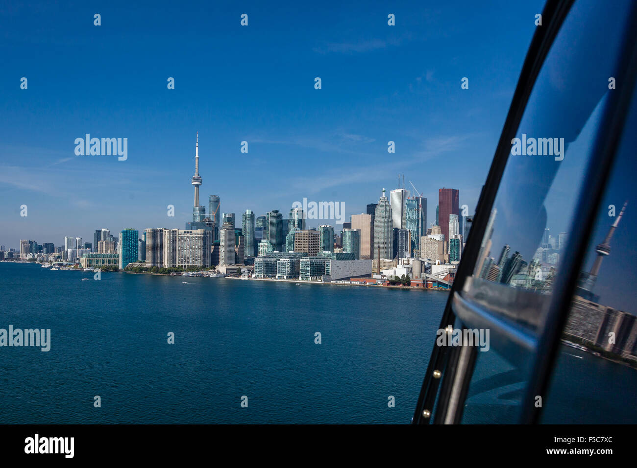 Helicopter city skyline hi-res stock photography and images - Alamy