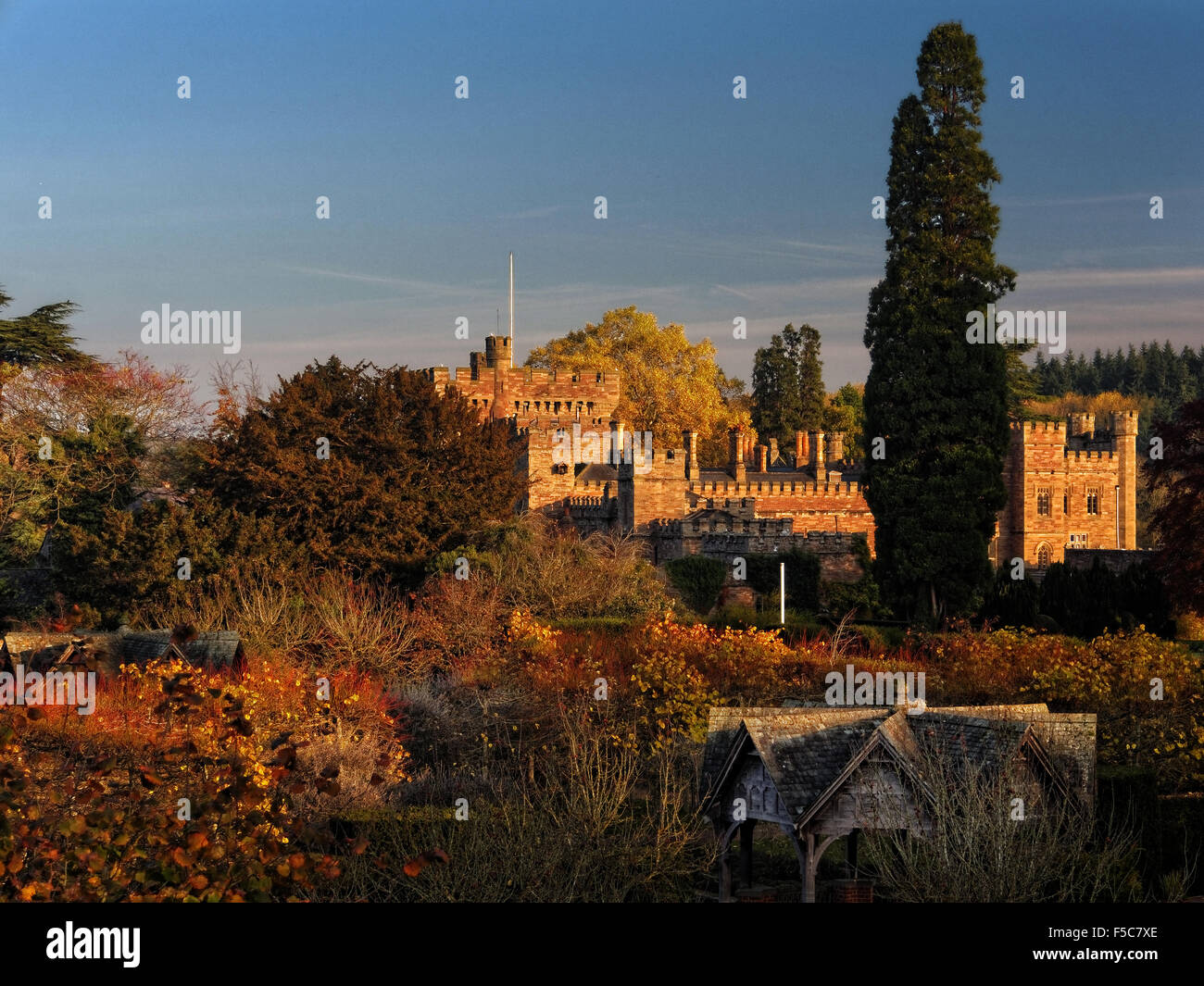 A beautiful Autumn scene at Hampton Court Castle, Gardens and Parkland ...
