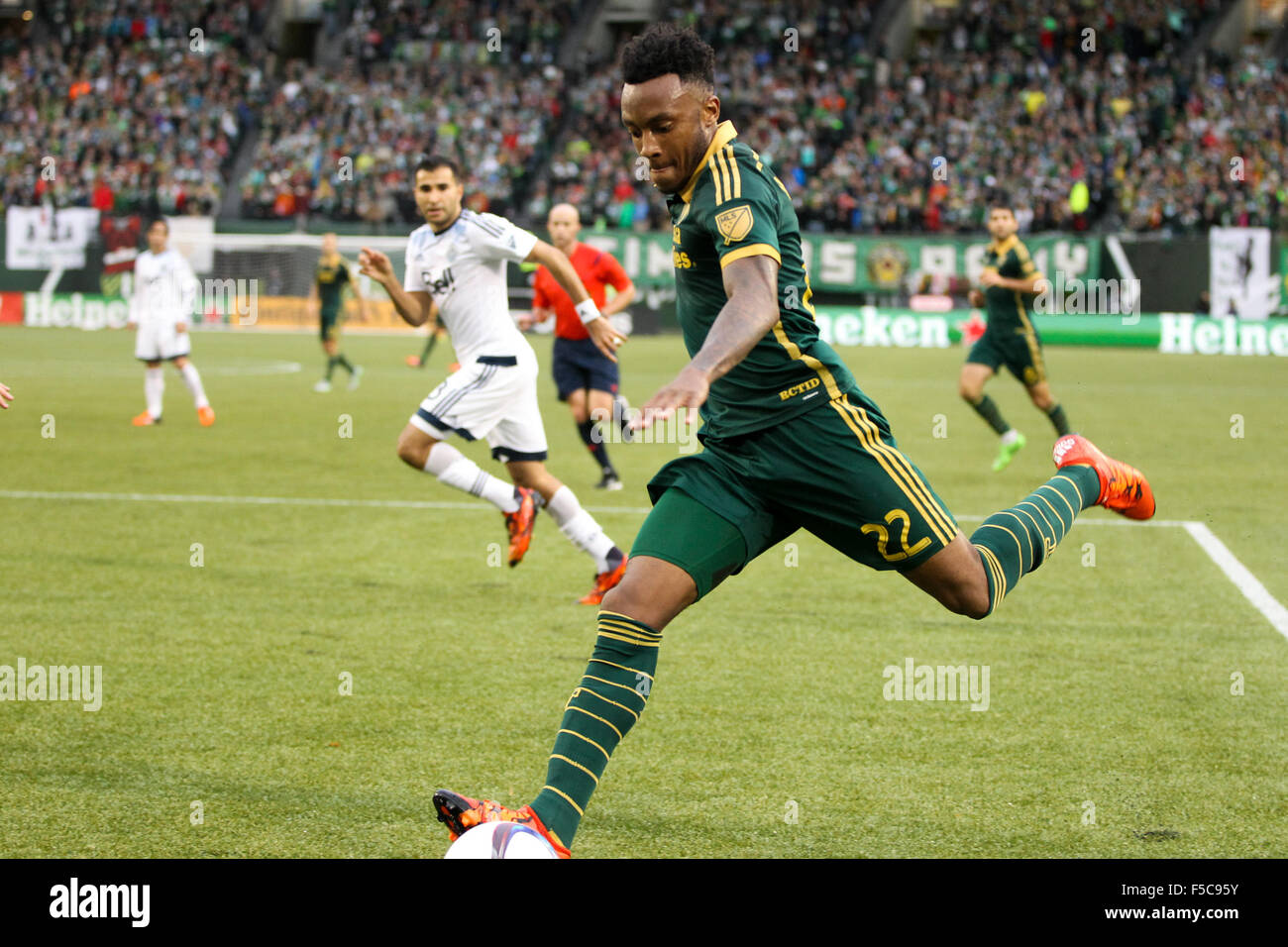 Portland, Oregon, USA. 1st Nov, 2015. RODNEY WALLACE (22) sends a cross ...