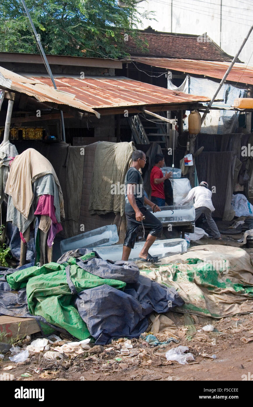 Ice delivery hi-res stock photography and images - Alamy