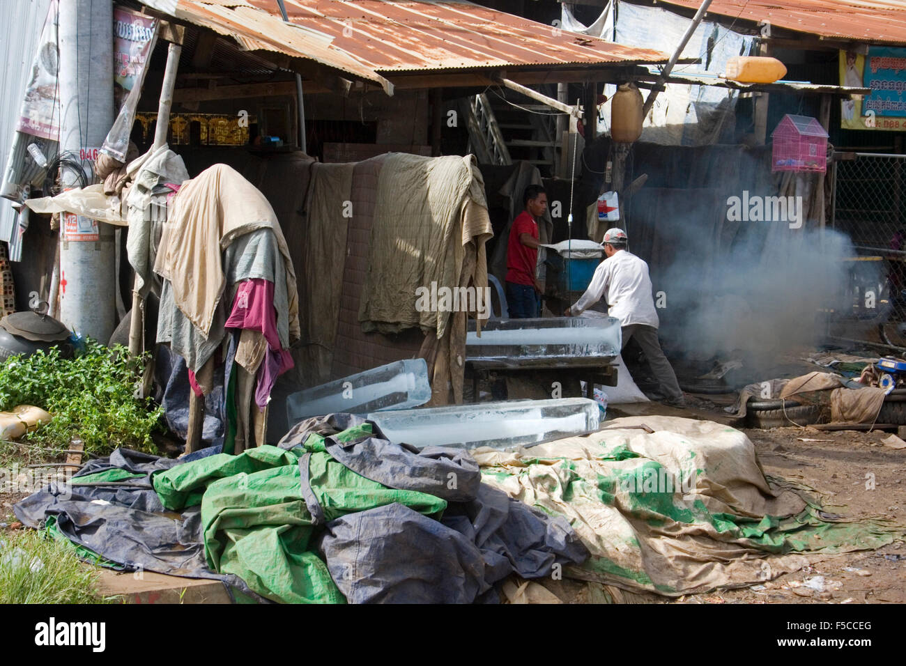 Ice delivery man hi-res stock photography and images - Alamy