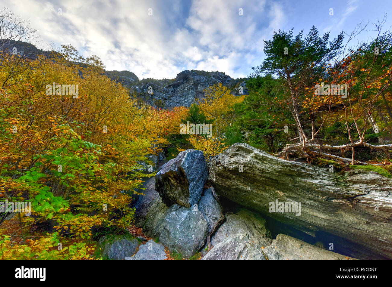 Peak fall foliage in Smugglers Notch, Vermont Stock Photo - Alamy