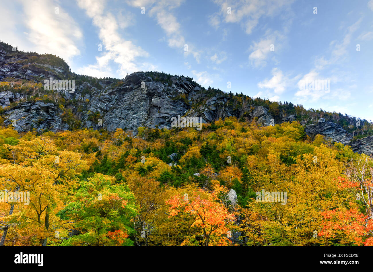 Peak fall foliage in Smugglers Notch, Vermont Stock Photo - Alamy