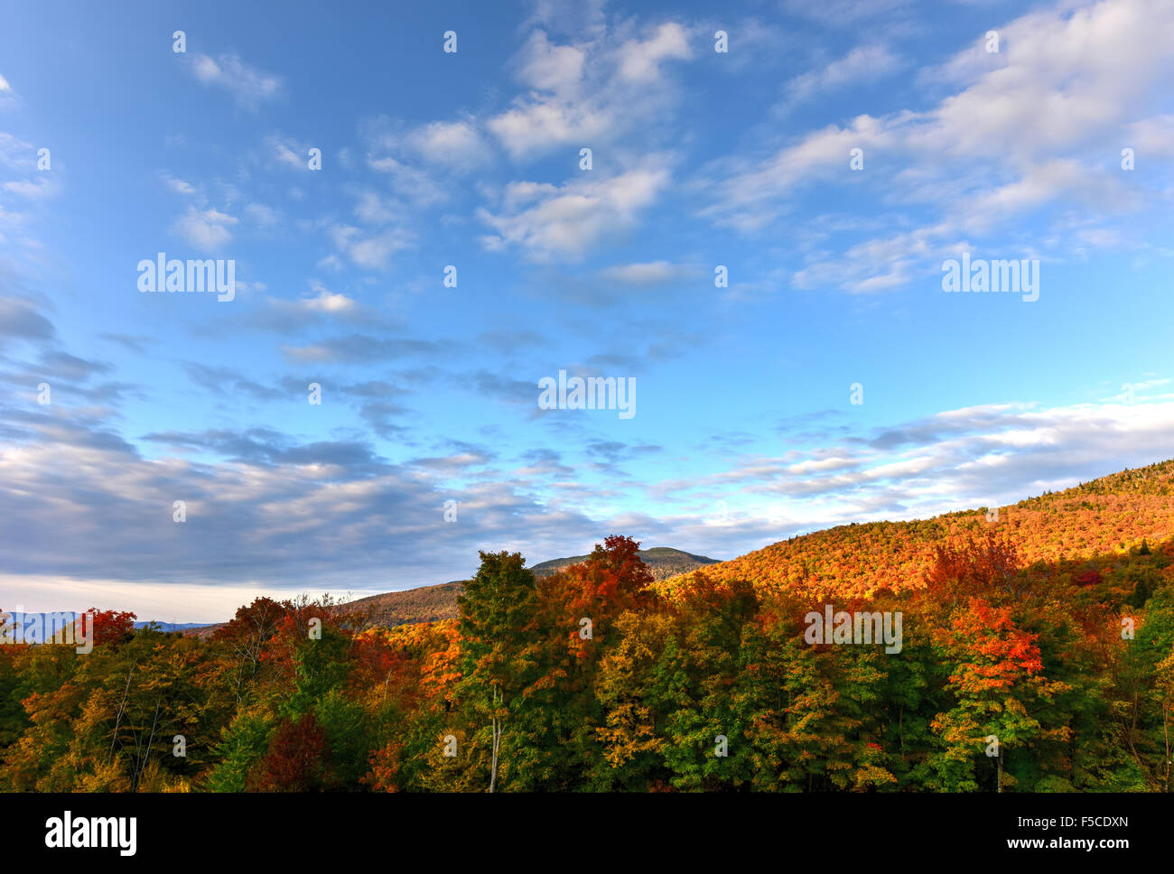 Peak fall foliage in Smugglers Notch, Vermont Stock Photo - Alamy