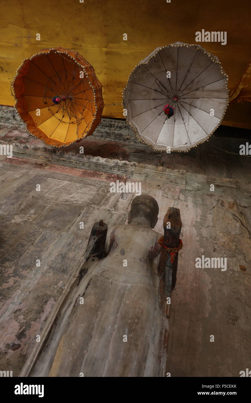 Umbrella statue hi-res stock photography and images - Alamy
