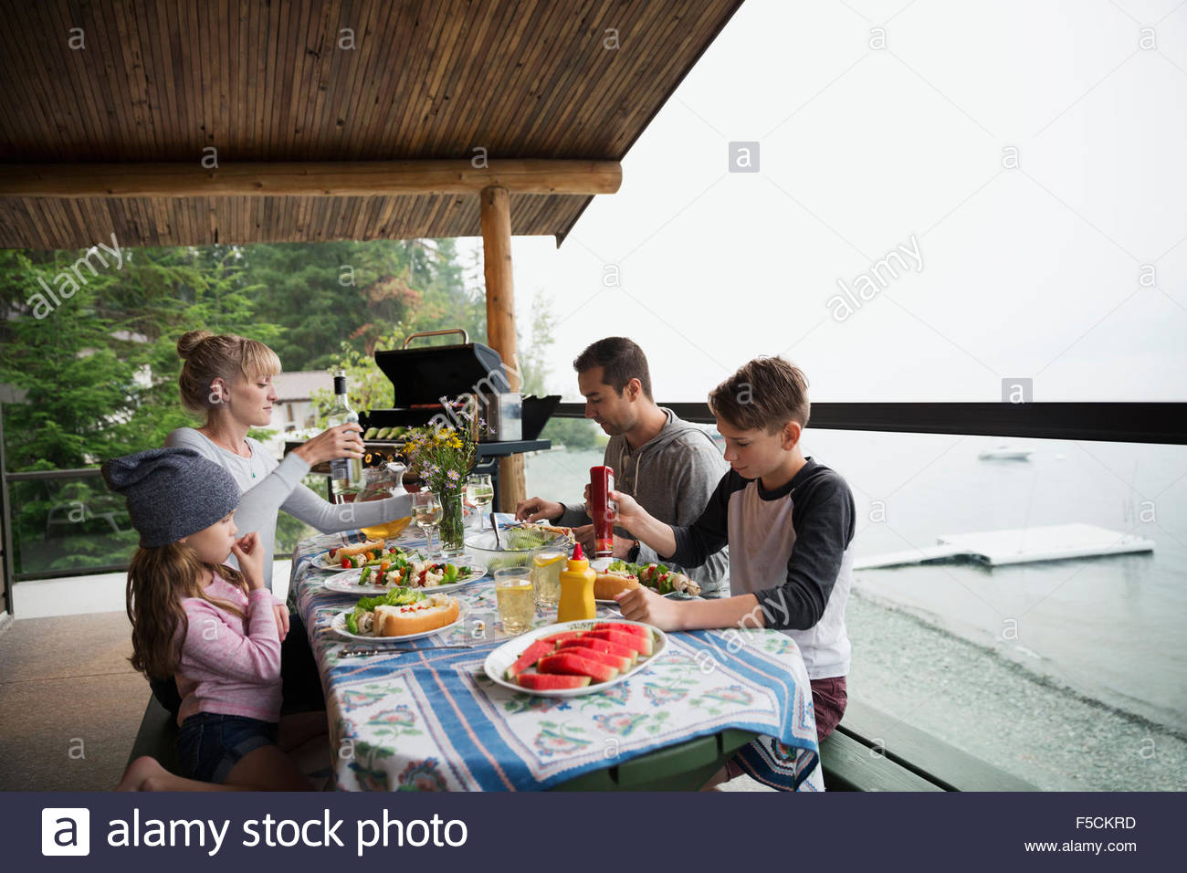 Men eating at barbecue hi-res stock photography and images - Alamy