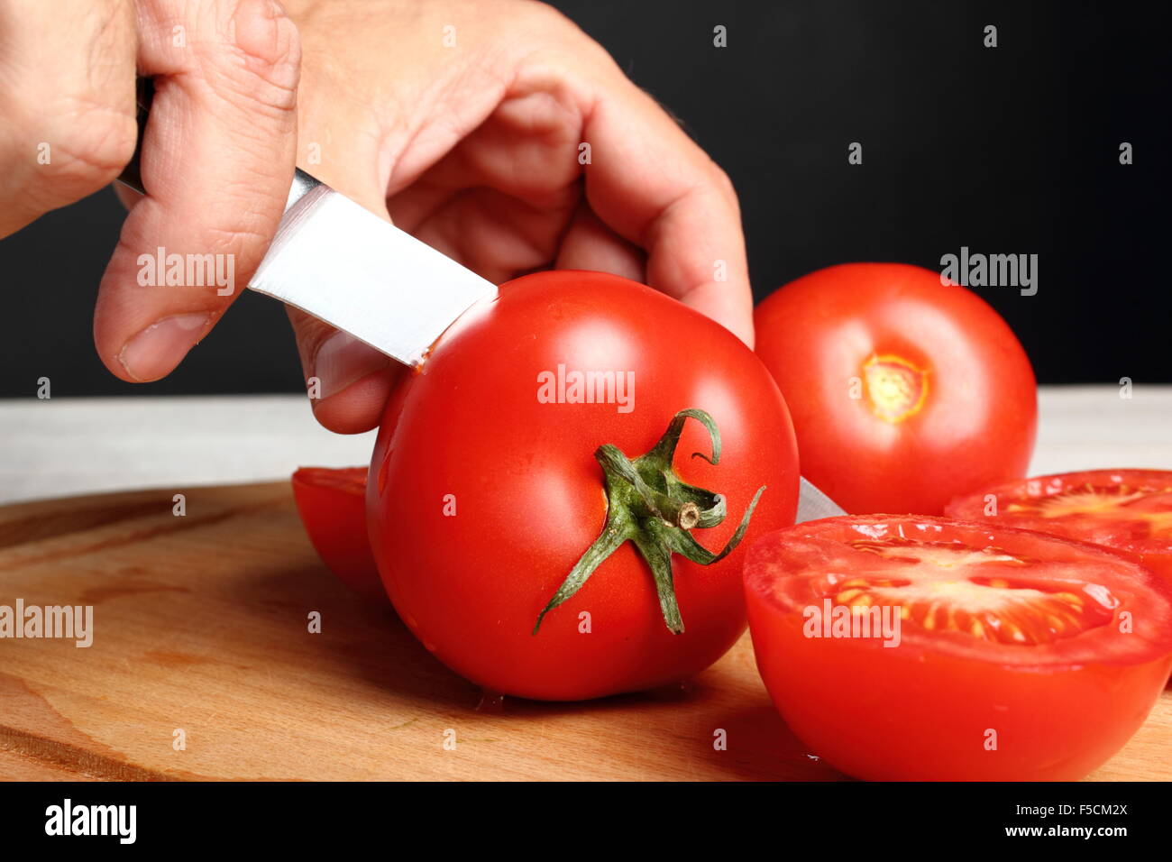 Close up chef slicing tomatoes hi-res stock photography and images - Alamy