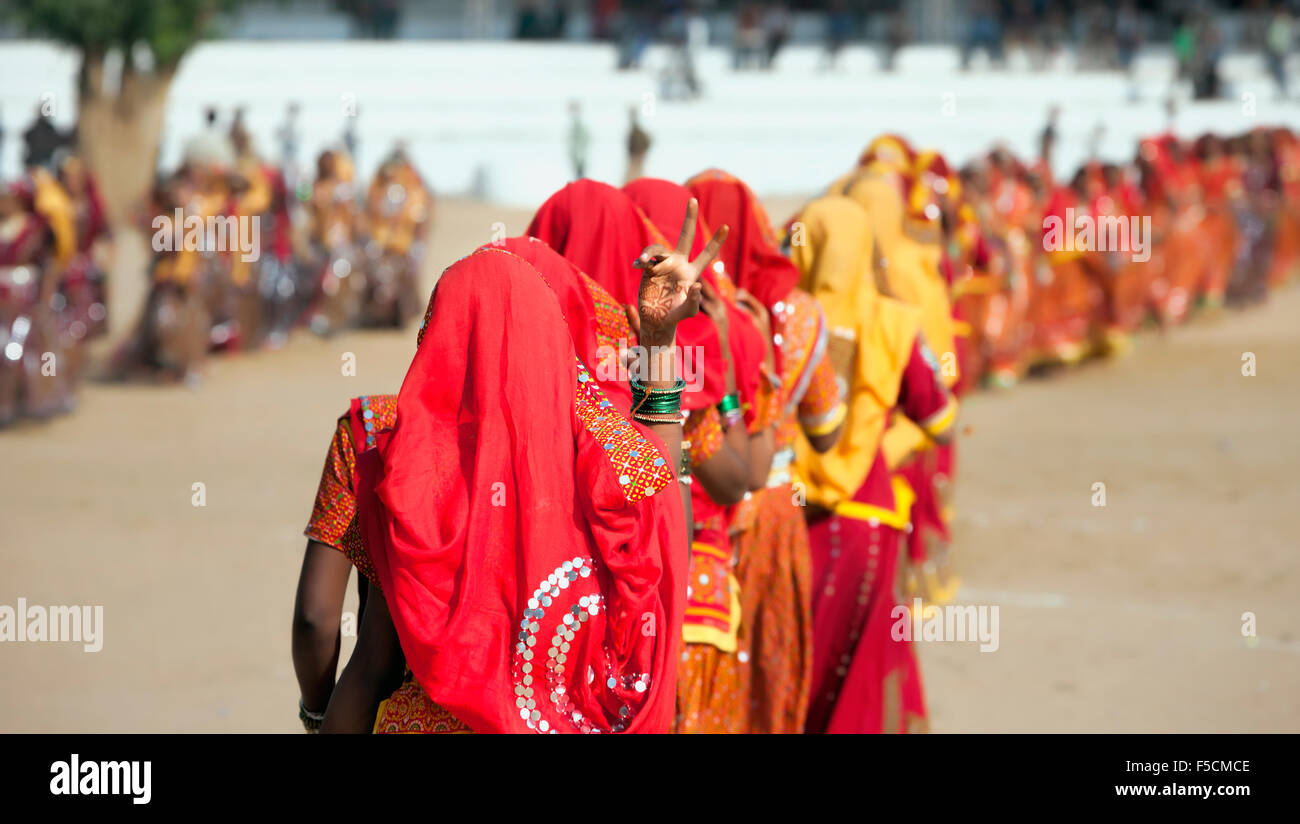 Hindu girls dancing hi-res stock photography and images - Alamy