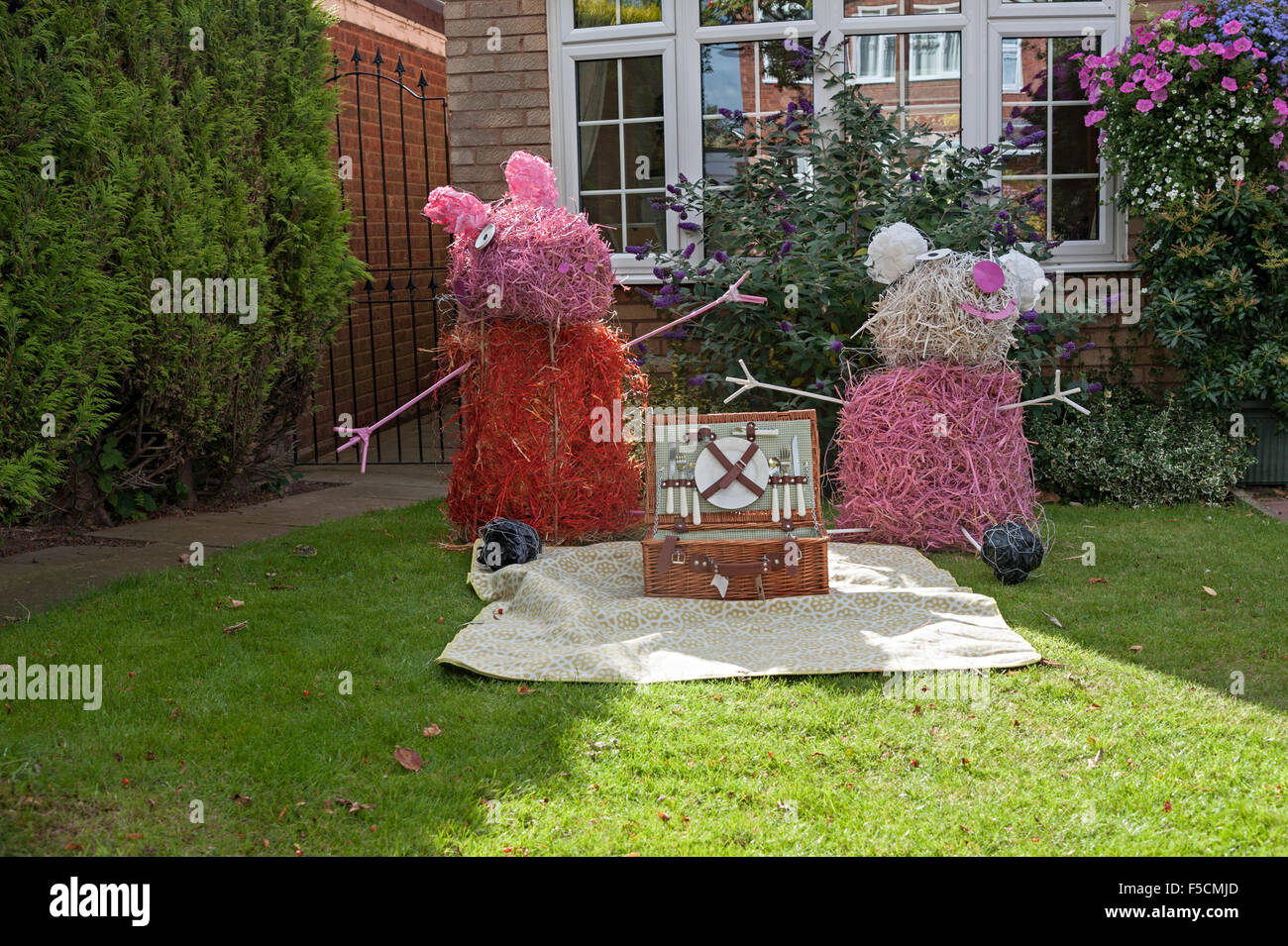 Pattingham scarecrow festival Staffordshire 2015 peppa pig Stock Photo ...