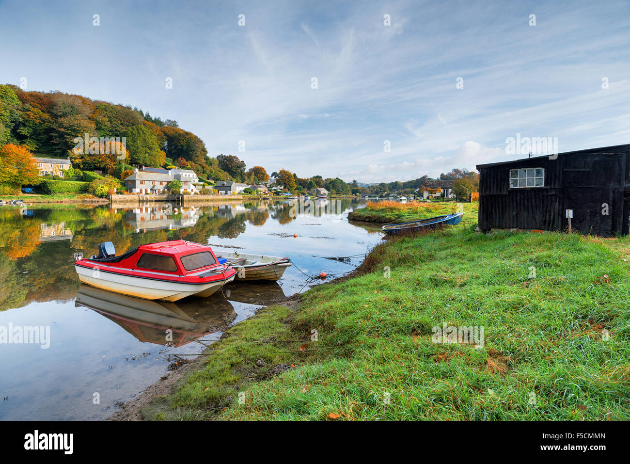 Boats on the river at Lerryn in Cornwall Stock Photo - Alamy