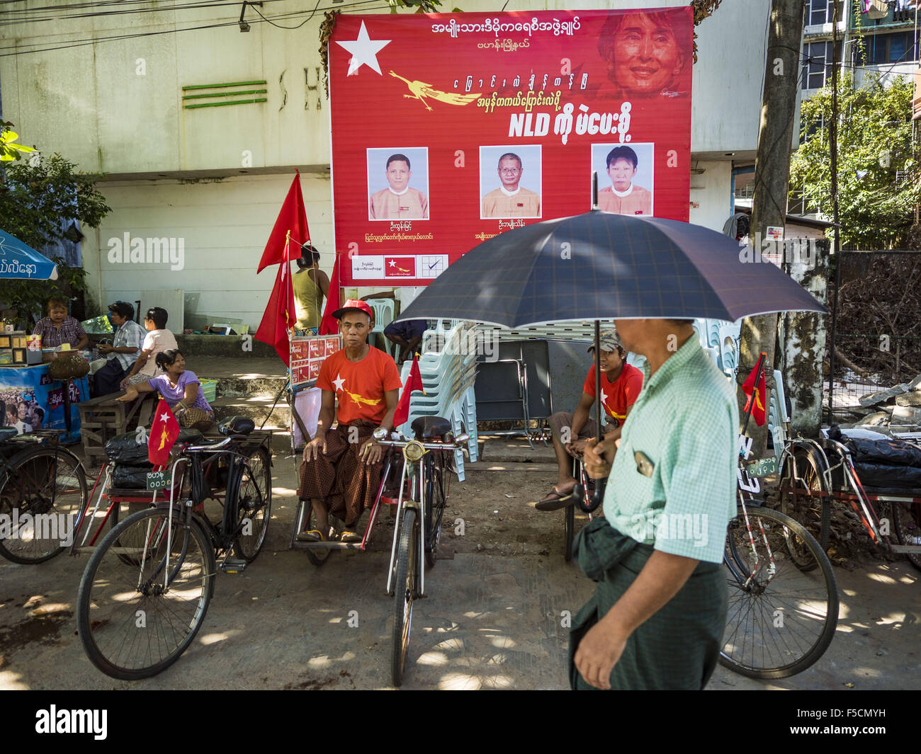 Yangon, Yangon Division, Myanmar. 2nd Nov, 2015. Pedicab drivers wearing NLD tee shirts wait for ...