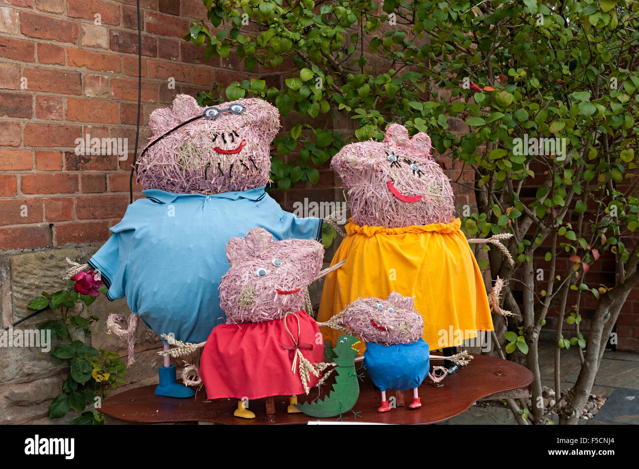 Pattingham scarecrow festival Staffordshire 2015 peppa pig Stock Photo ...