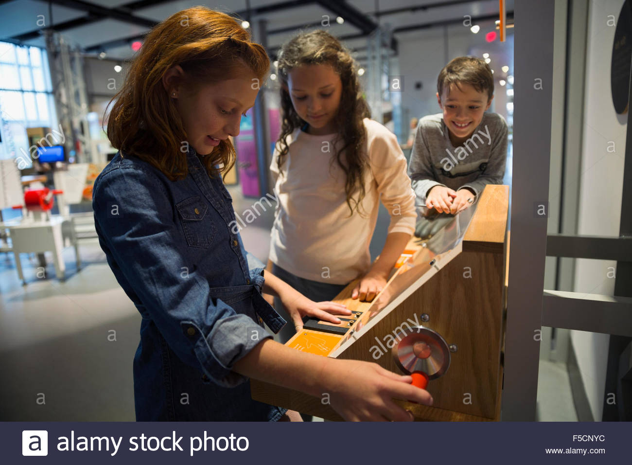 Girls science center hi-res stock photography and images - Alamy