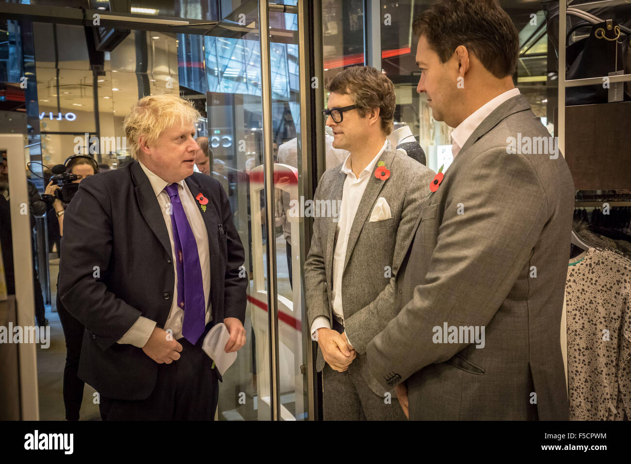 London, UK. 2nd November, 2015. Mayor Boris Johnson helps to serve ...