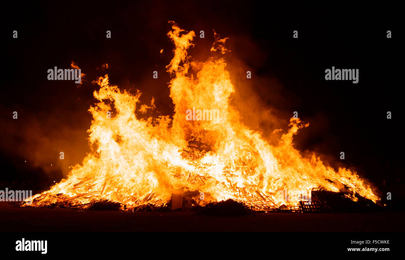 Night fire bonfire hi-res stock photography and images - Alamy