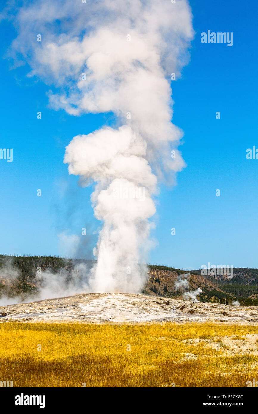 Parque natural natural de yellowstone natural hi-res stock photography ...