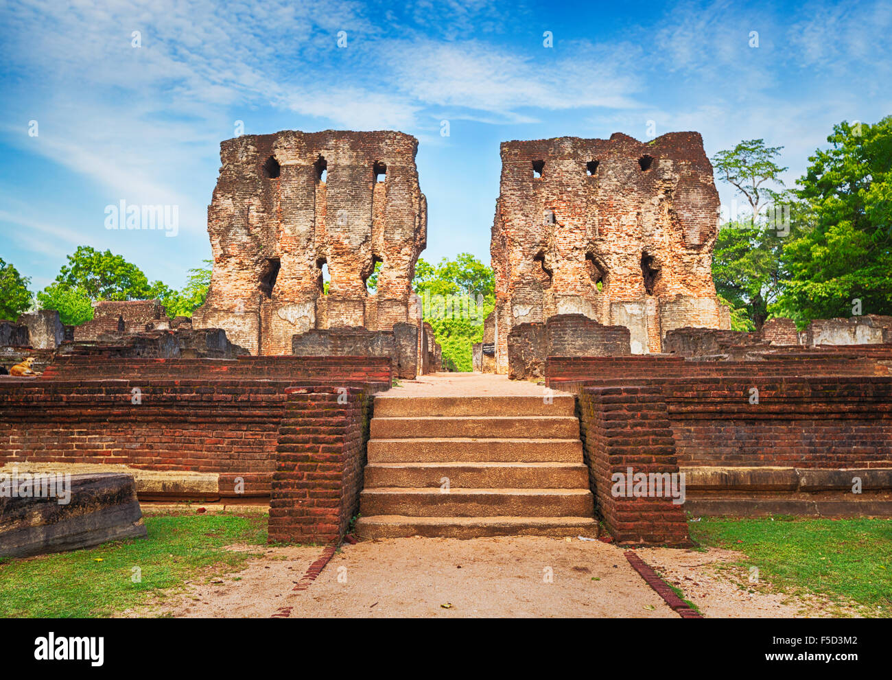 King parakramabahu polonnaruwa hi-res stock photography and images - Alamy