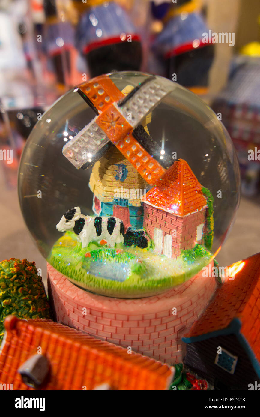 Wind mill / windmill souvenir / gift / present of a Dutch snow dome ...
