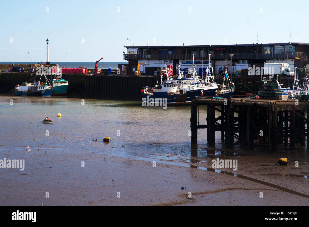 Still tidal boats hi-res stock photography and images - Alamy