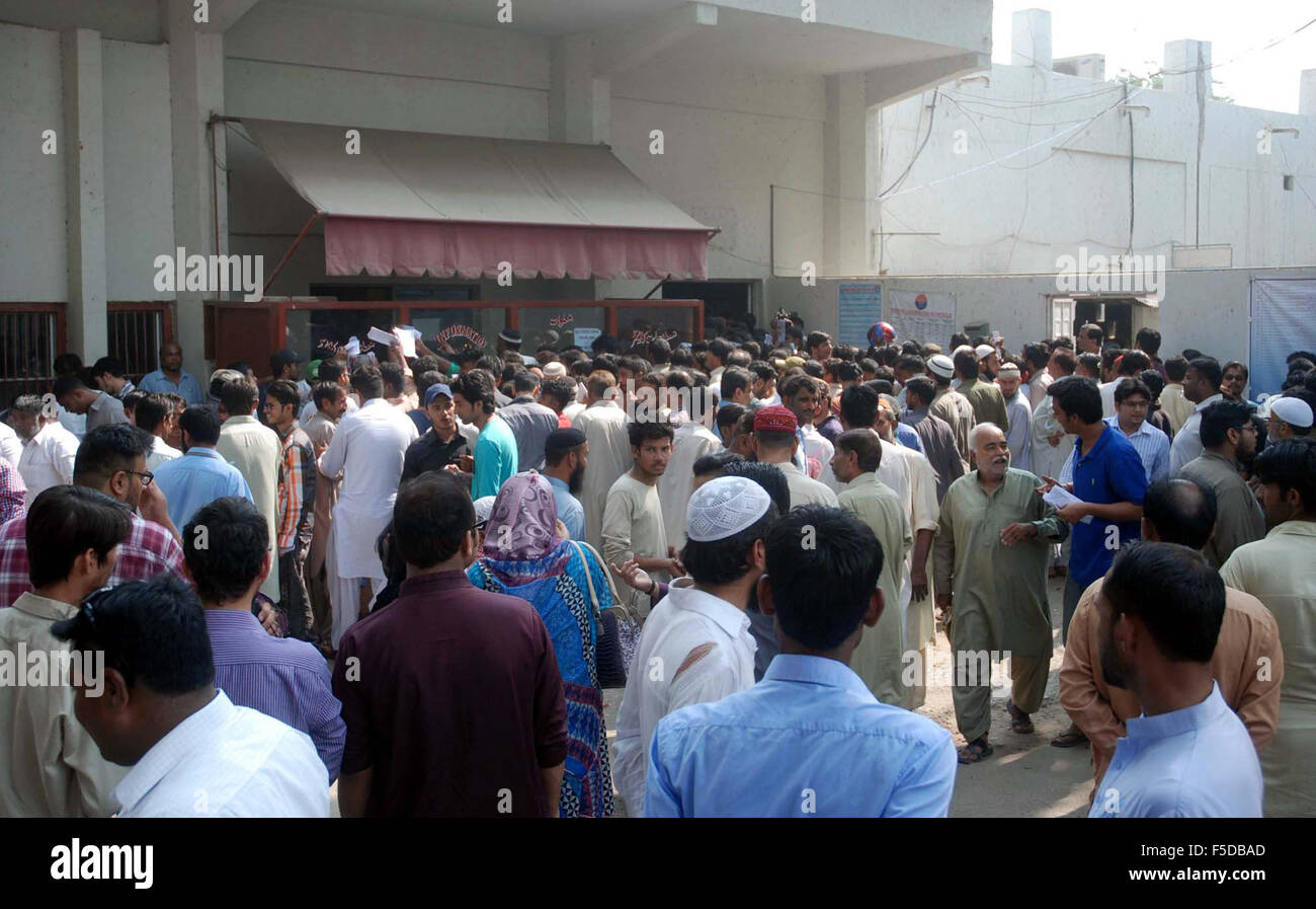 Large numbers of residents of Karachi are gathering at Traffic Police ...