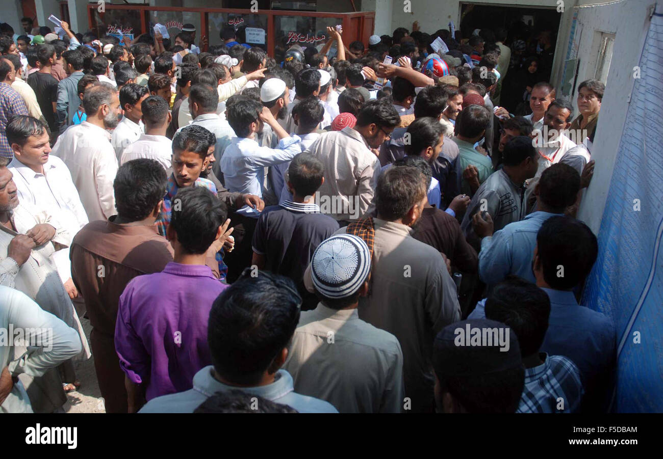 Large numbers of residents of Karachi are gathering at Traffic Police ...