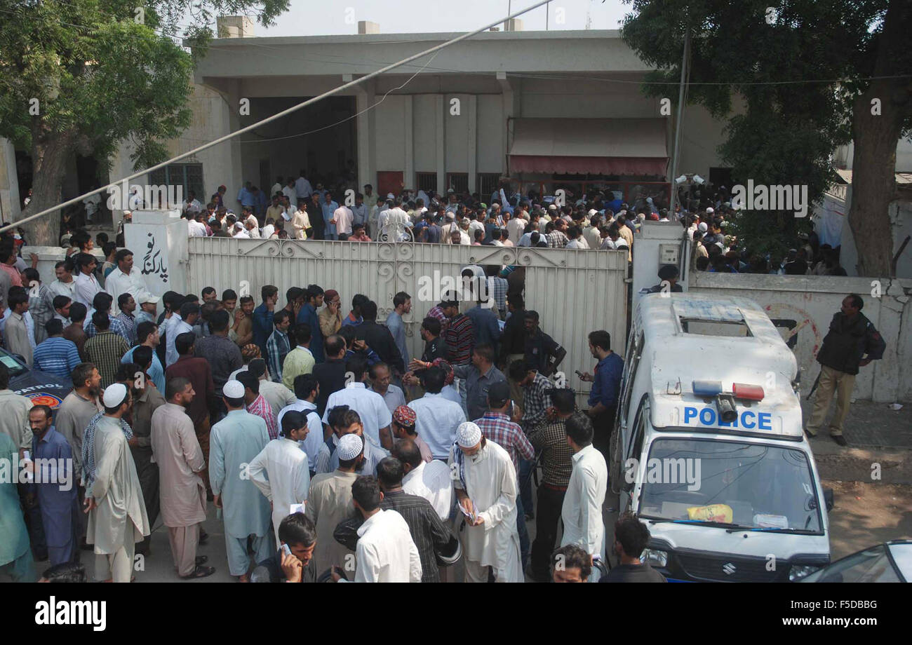 Large numbers of residents of Karachi are gathering at Traffic Police ...