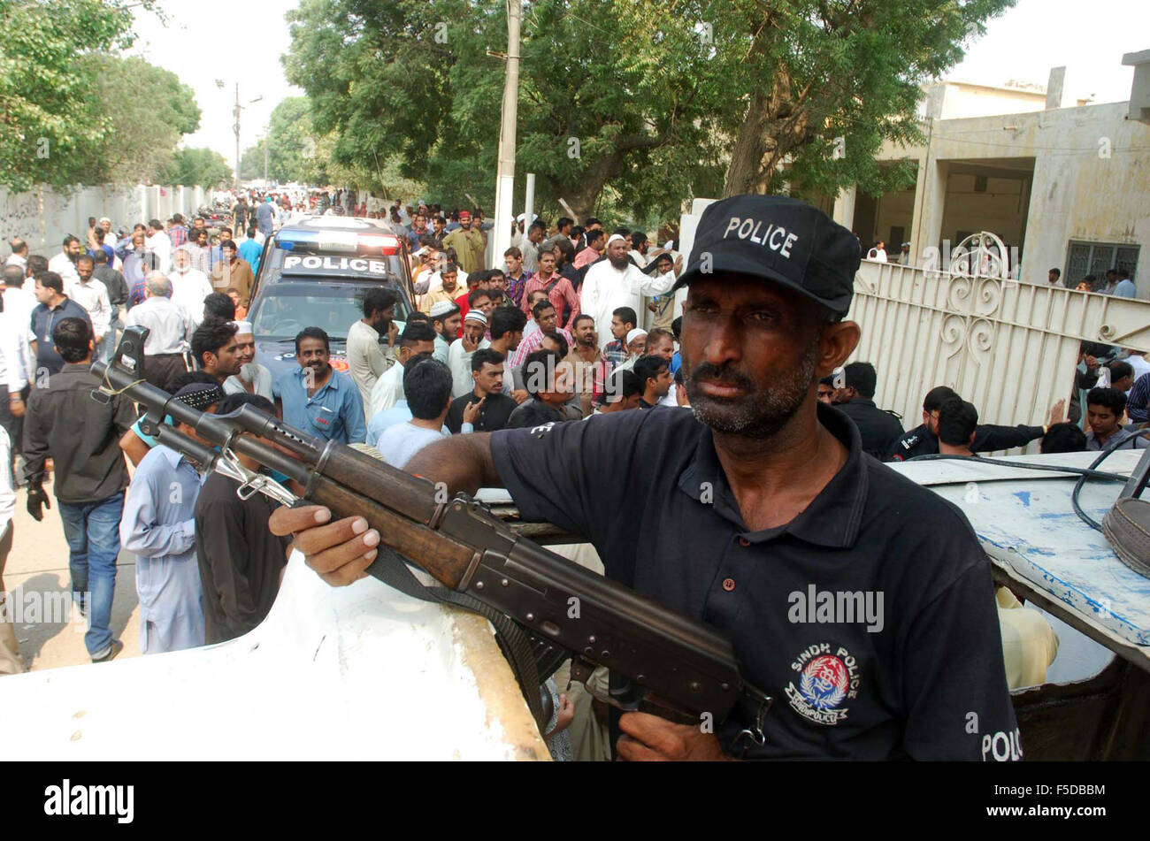 Large numbers of residents of Karachi are gathering at Traffic Police ...