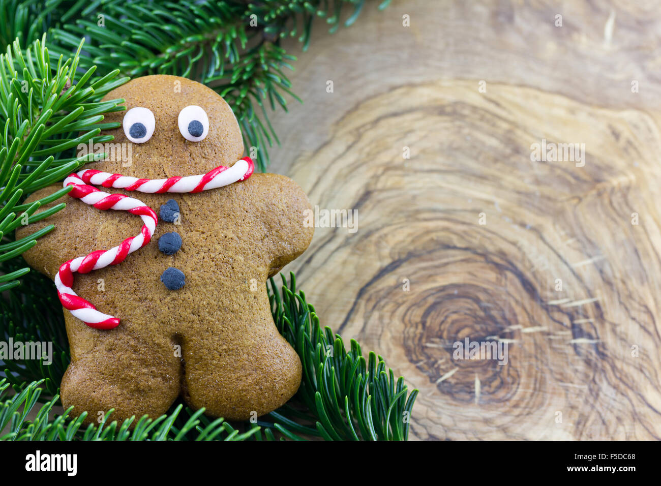 Gingerbread man with scarf hi-res stock photography and images - Alamy