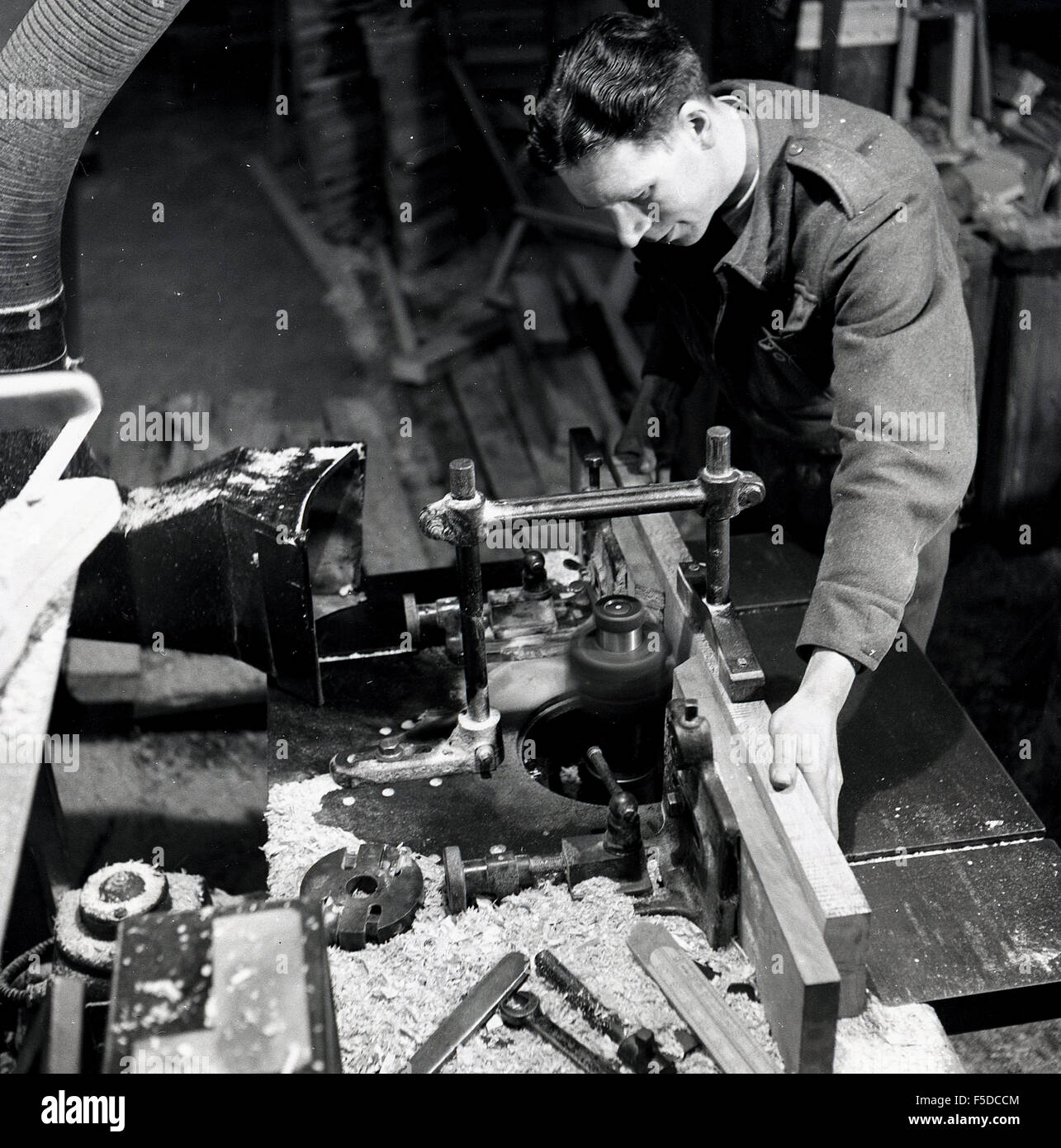 1950s historical male work bench hi-res stock photography and images ...
