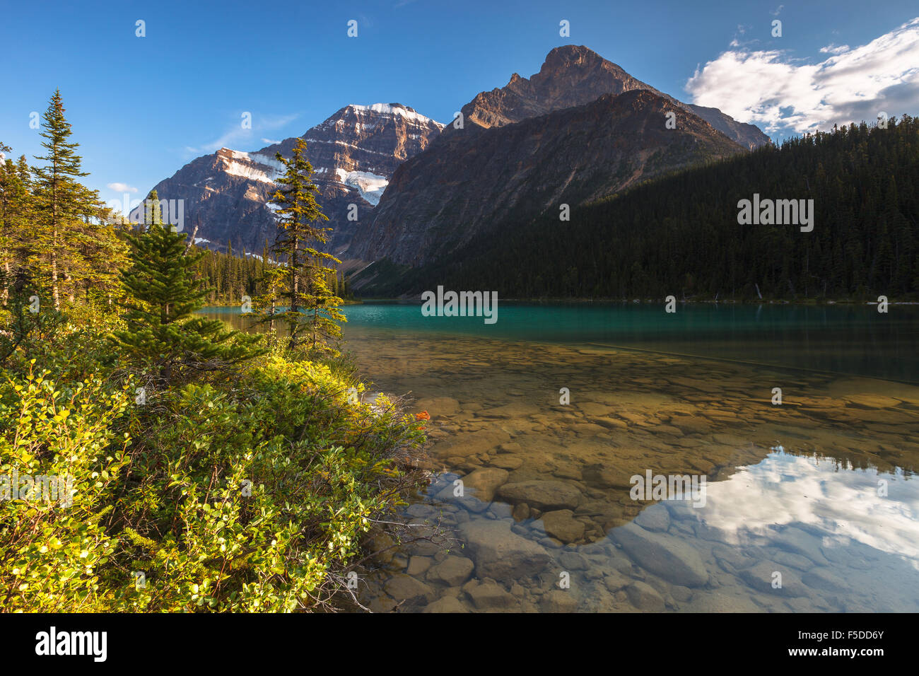 Lago cavell hi-res stock photography and images - Alamy