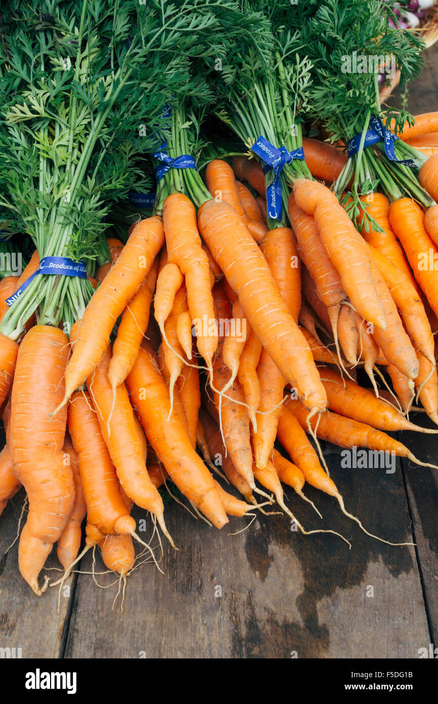 Bunches of fresh carrots at market Stock Photo - Alamy