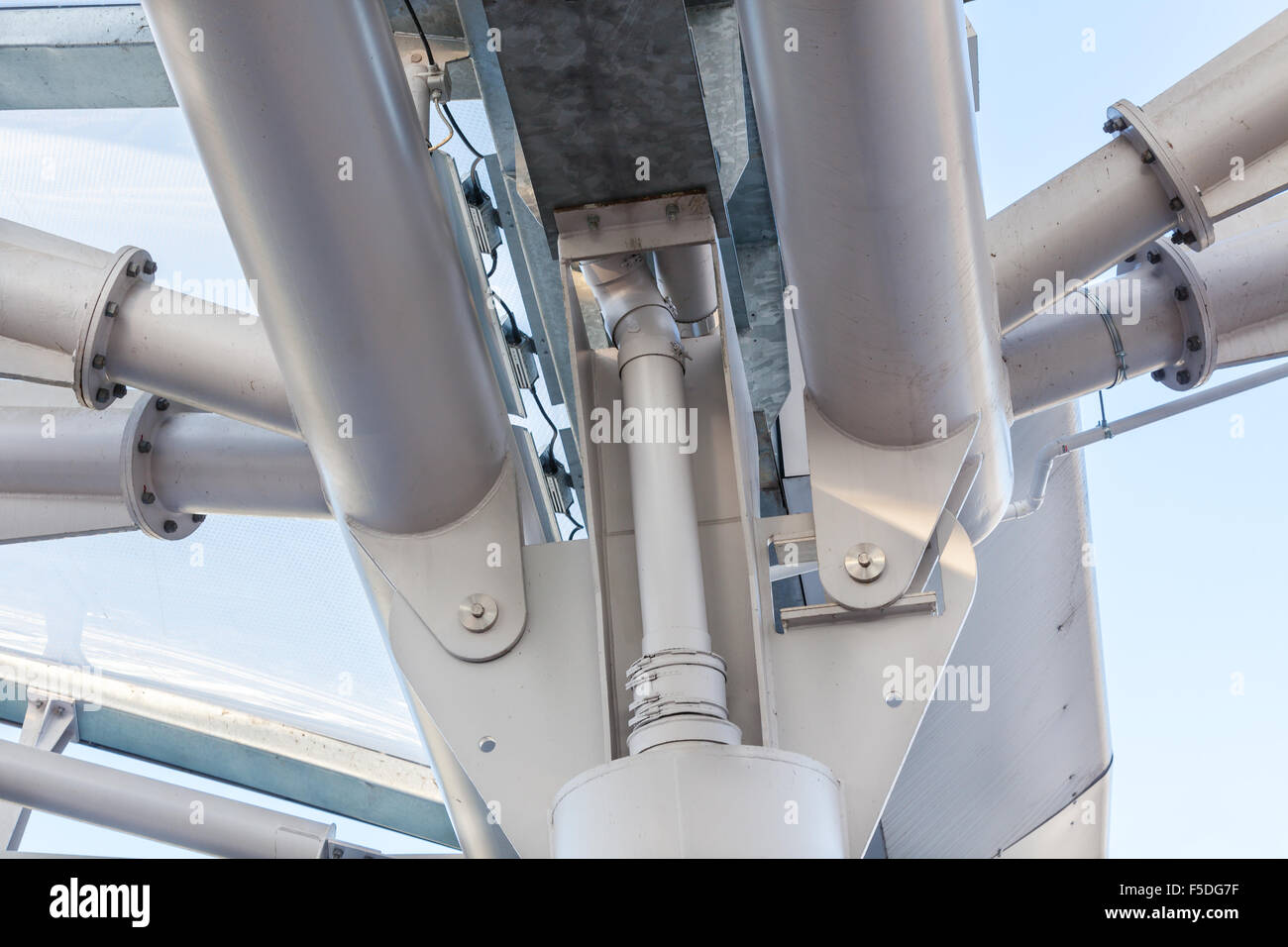 Detail steel frame supporting roof hi-res stock photography and images ...