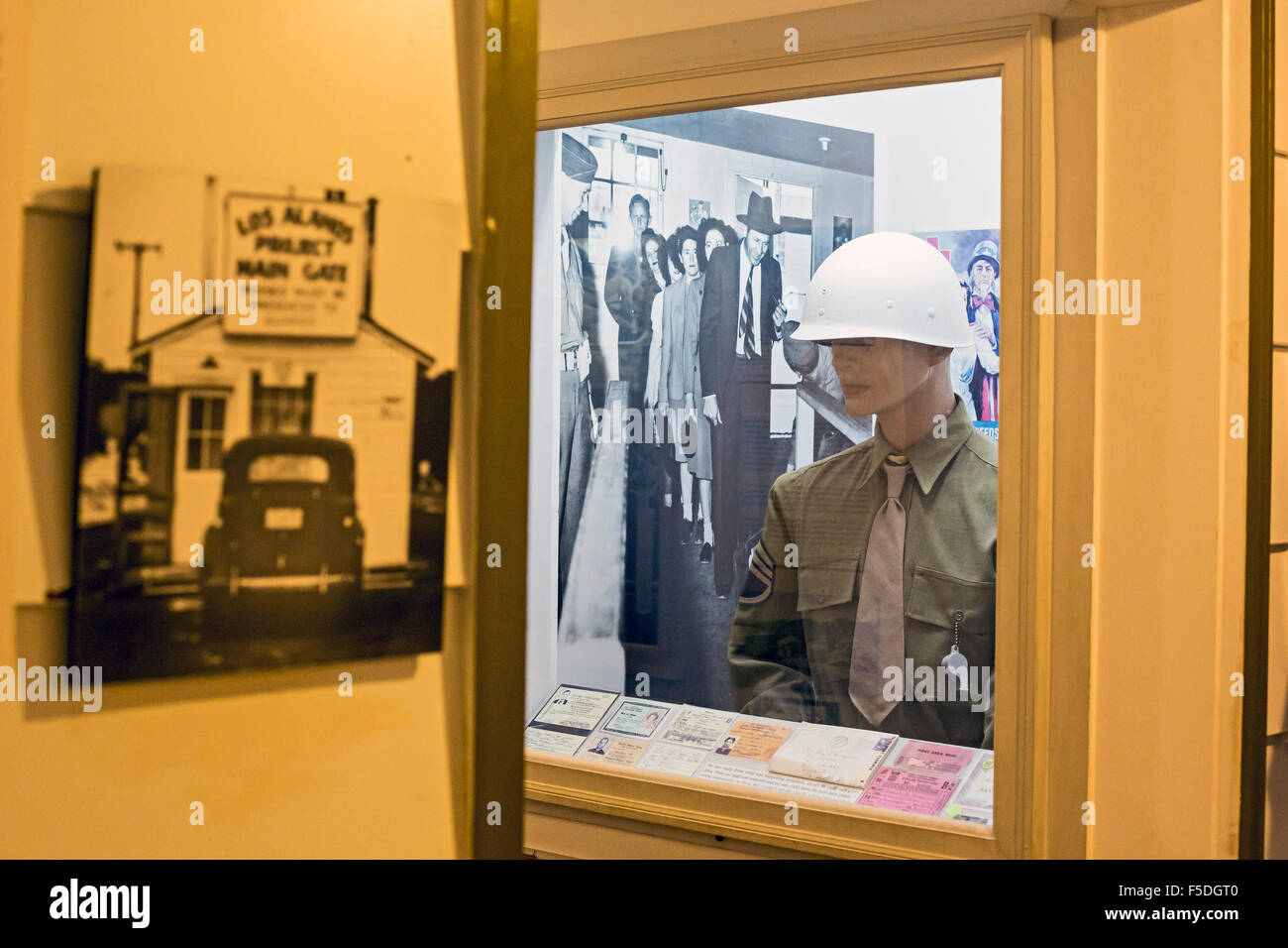 Security guard museum hi-res stock photography and images - Alamy