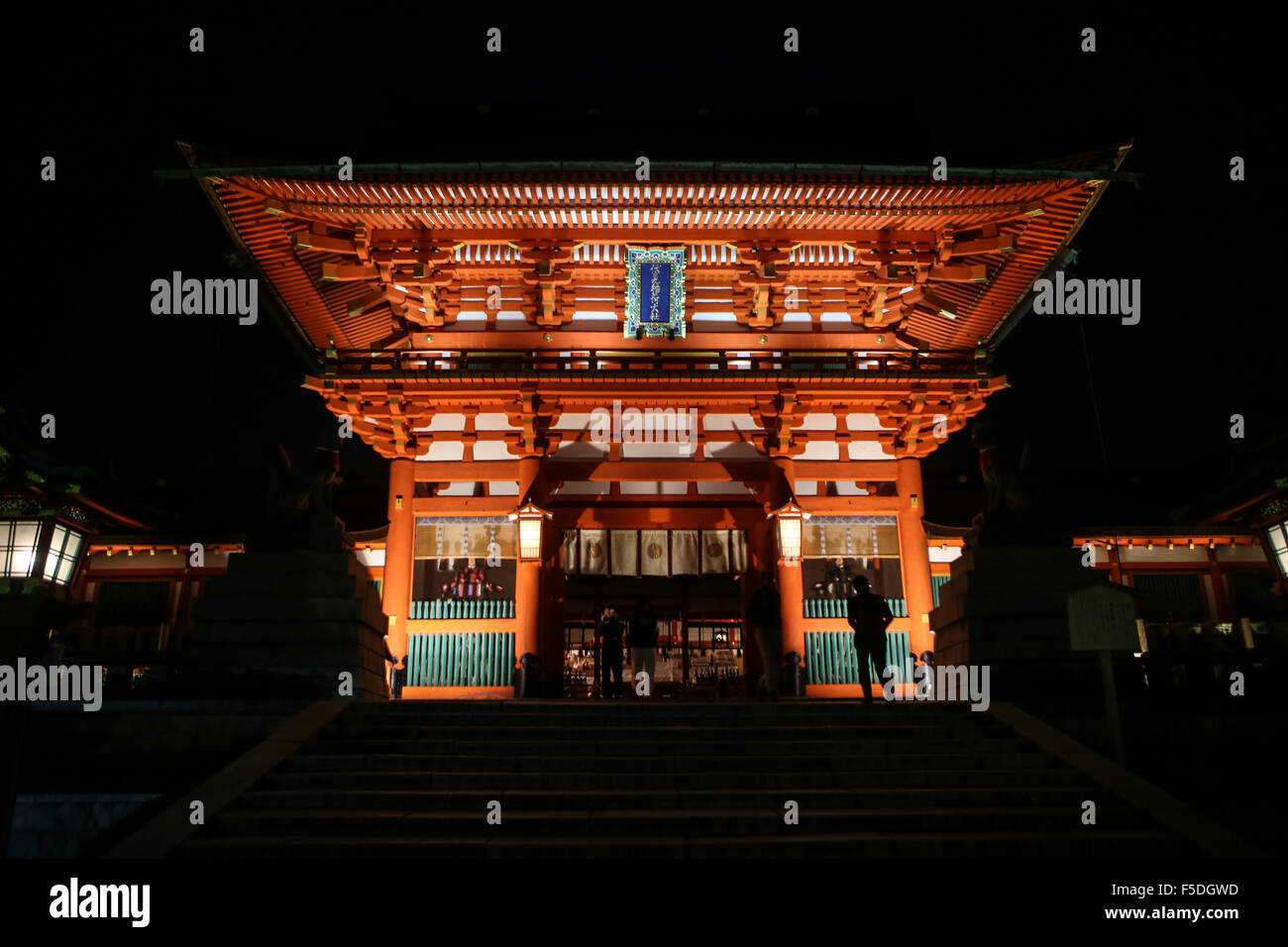 Fushimi inari shrine by night Stock Photo - Alamy