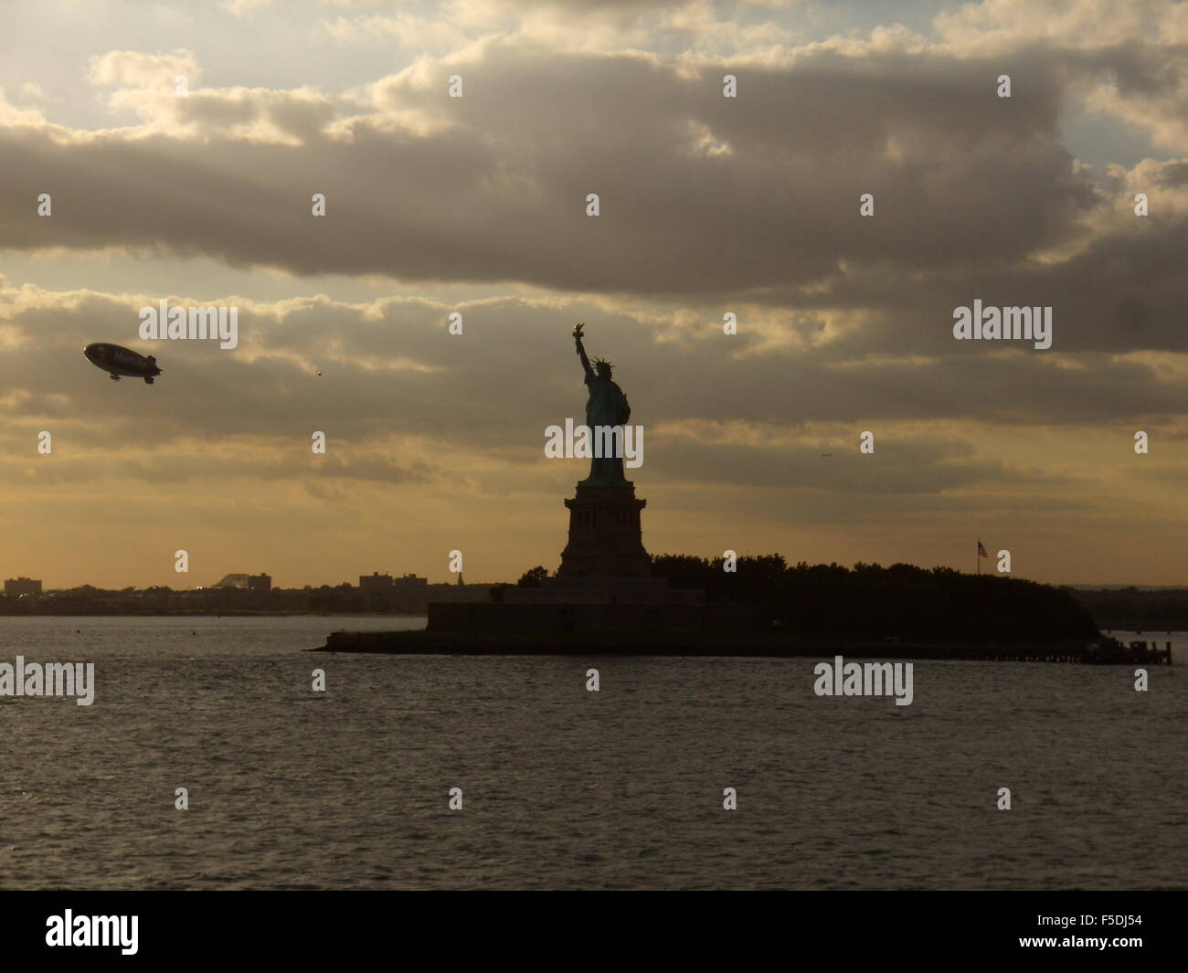 Zeppelin over city hi-res stock photography and images - Alamy