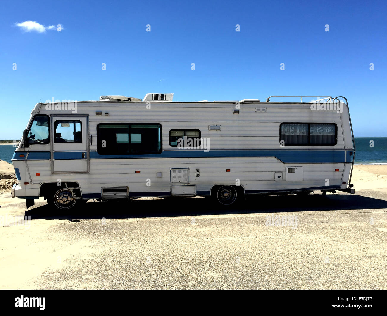 Vintage camper beach hi-res stock photography and images - Alamy