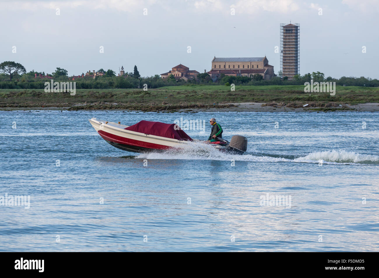 Red boat in venice hi-res stock photography and images - Alamy